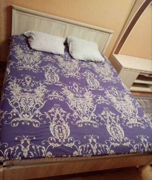 Двуспальная кровать с матрасом
