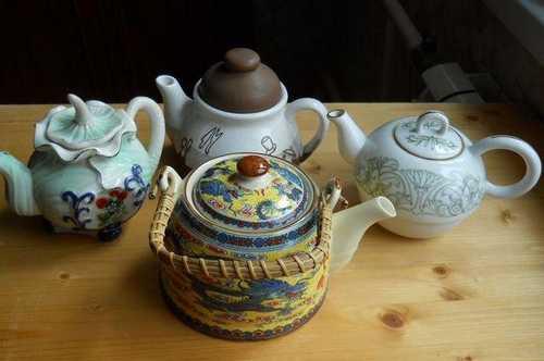 Старинные оригинальные чайники и кастрюля
