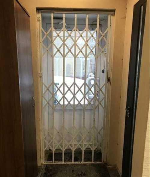 Металлическая раздвижная решетка на двери,окно бу