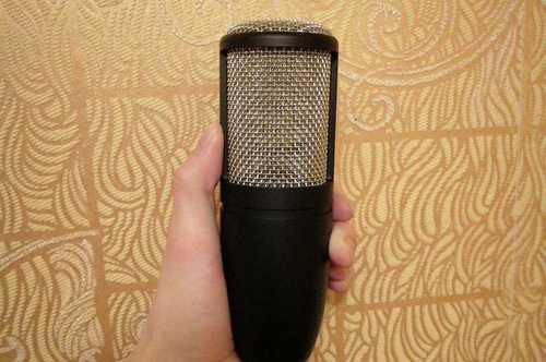 Студийный микрофон AKG p220