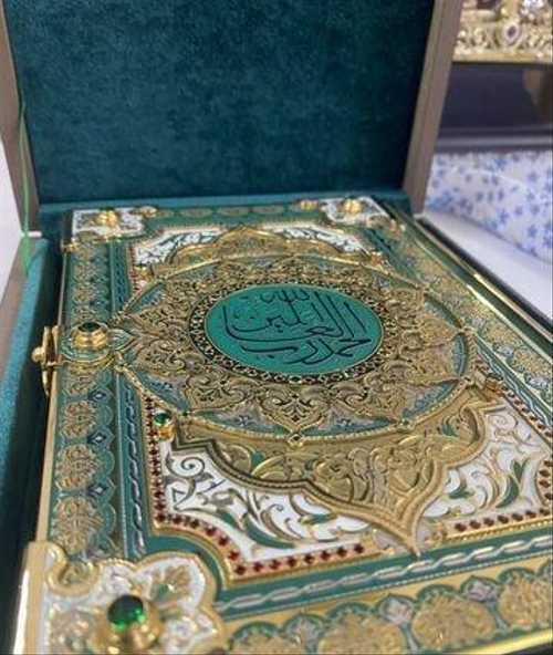Коран украшенный в золотом окладе