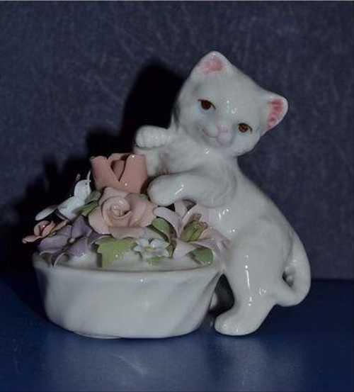 Фарфоровая статуэтка «Кот в корзинке с цветами»