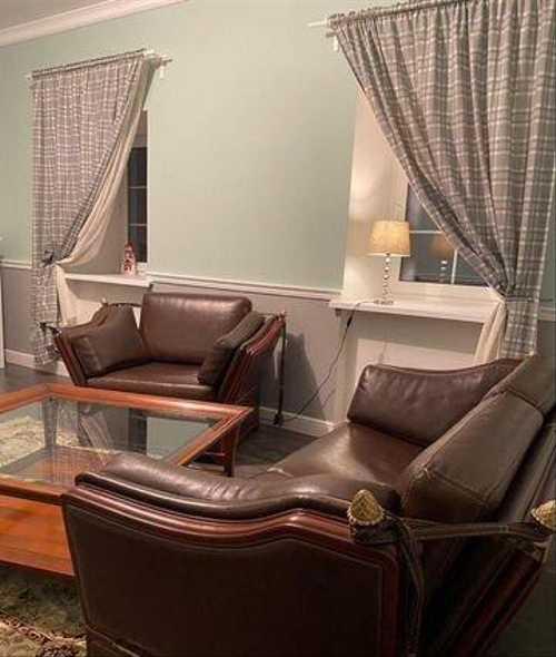 Кожаный диван, кресло, стол