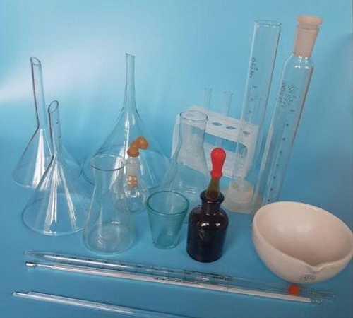 Лабораторная посуда, колбы, цилиндры, термометр