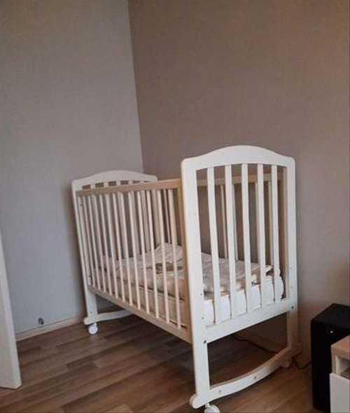 Детская кроватка из дерева