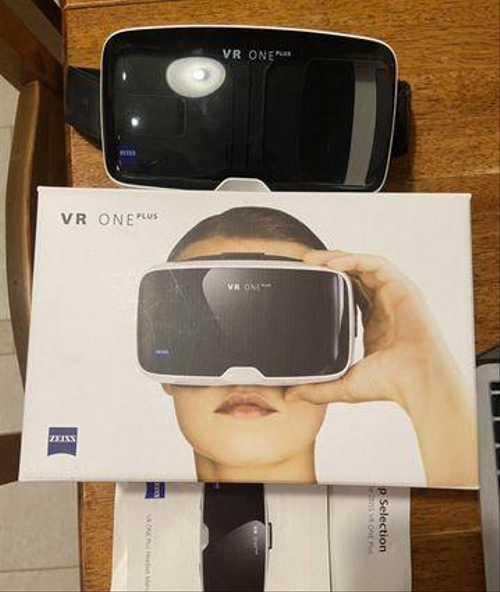 Очки виртуальной реальности Zeiss VR ONE Plus