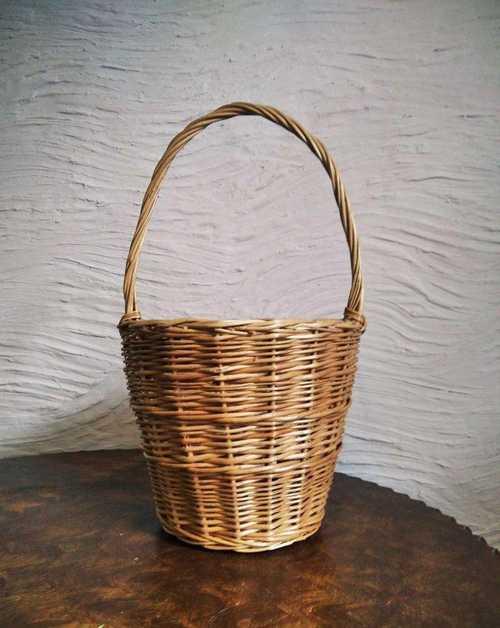 Корзинка, плетеная из ивовой лозы