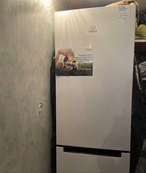 Холодильник indesit DS4180W