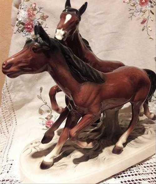 Фарфоровая статуэтка "Бегущие лошади"
