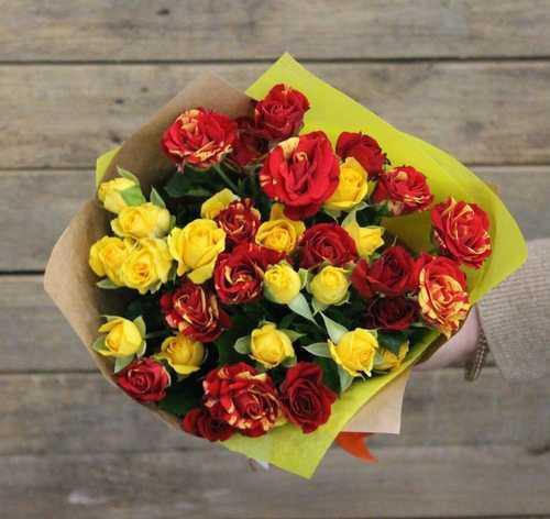 Микс-букет из красных и желтых кустовых роз (9 шт)