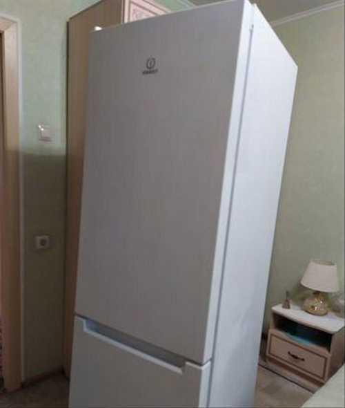 Холодильник Indesit ITF 018 W белый