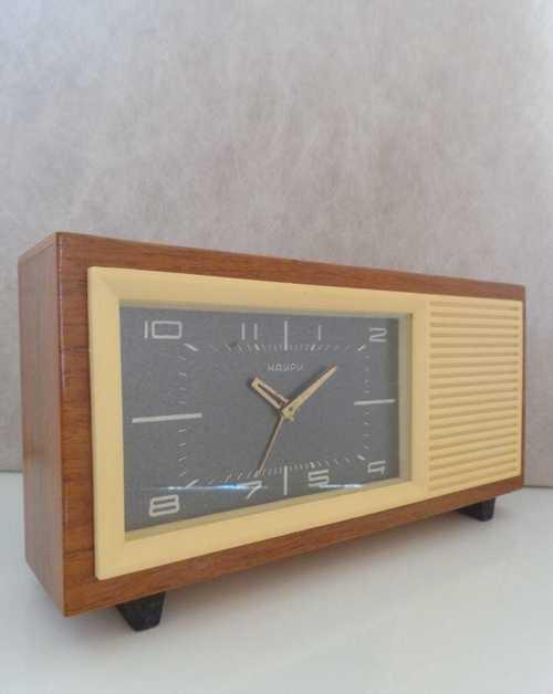Часы-будильник с мелодией Наири.70-е годы,СССР