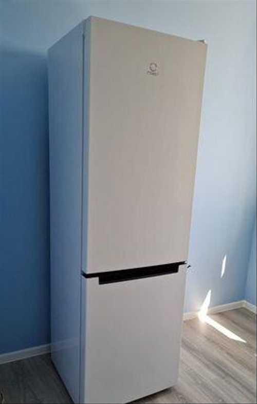 Холодильник Indesit df4180w