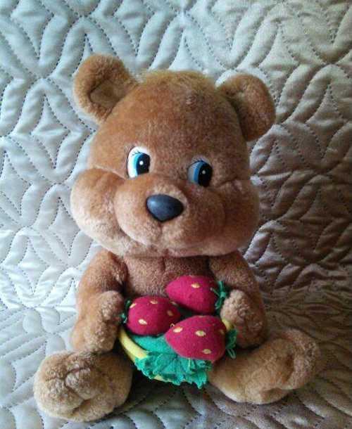 Медведь с клубникой