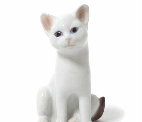 Фарфоровая фигура "Белый котёнок". Bing & Grondahl