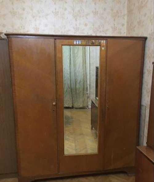 Шкаф платяной деревянный с зеркалом СССР