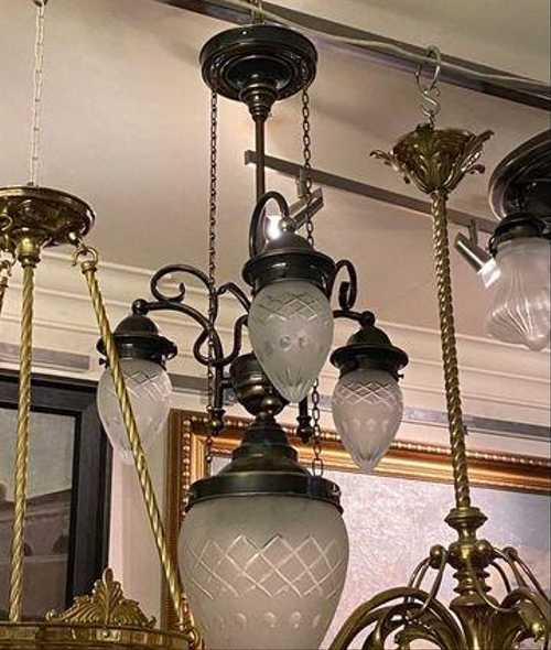 Старинная люстра и настенный светильник