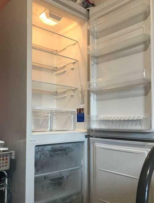 Холодильник Indesit DC 318 W