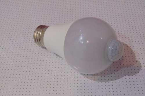 Cветодиoдная лампа 12W LED - 220V c дaтчикoм движe