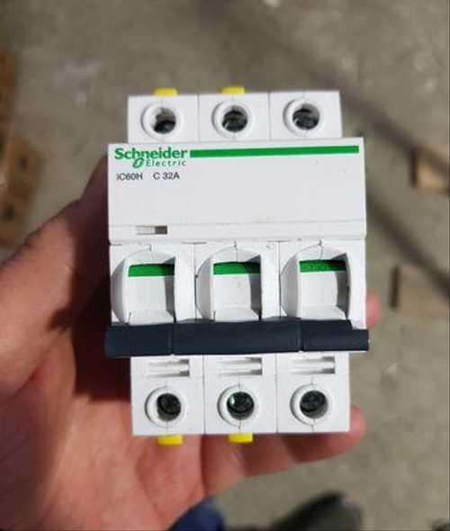 Ic60h schneider electric. Автомат Шнайдер 32а. Линейка Шнайдер электрик. Как отличить оригинал автомат Schneider.