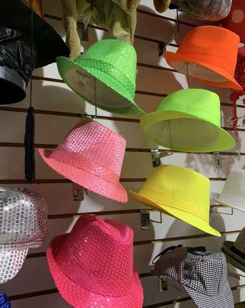 Яркие шляпы для гавайской вечеринки