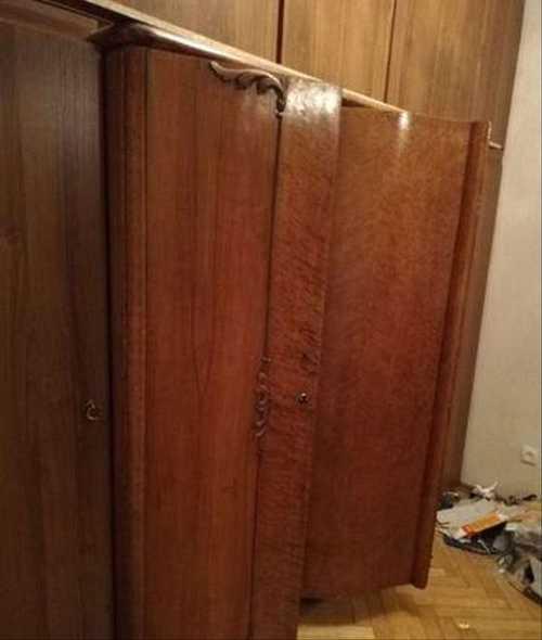 Старинный трехстворчатый шкаф