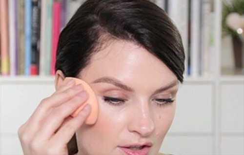 Спонж для нанесения макияжа Real Techniques