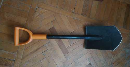 Лопата Fiskars 82 см