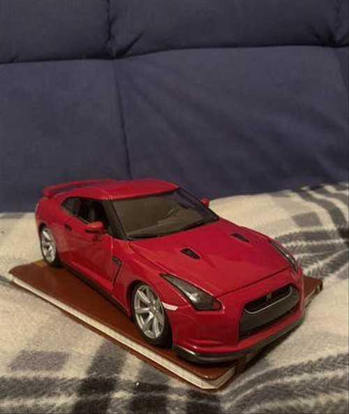 Коллекционая модель Bburago Nissan GT-R 1:18