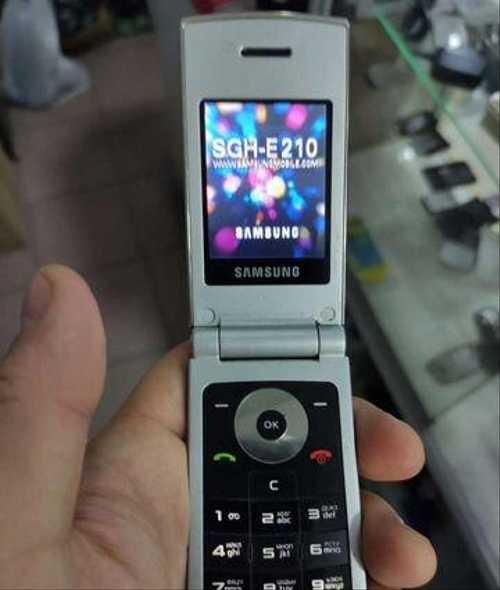 Раскладушка с 2-мя дисплеями Samsung SGH-E210