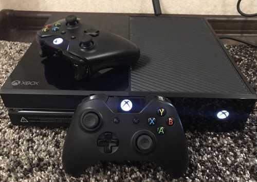 Xbox One 500Gb + два геймпада