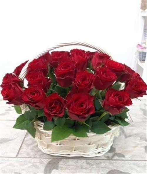 Красные белые розовые свежие розы в корзинах