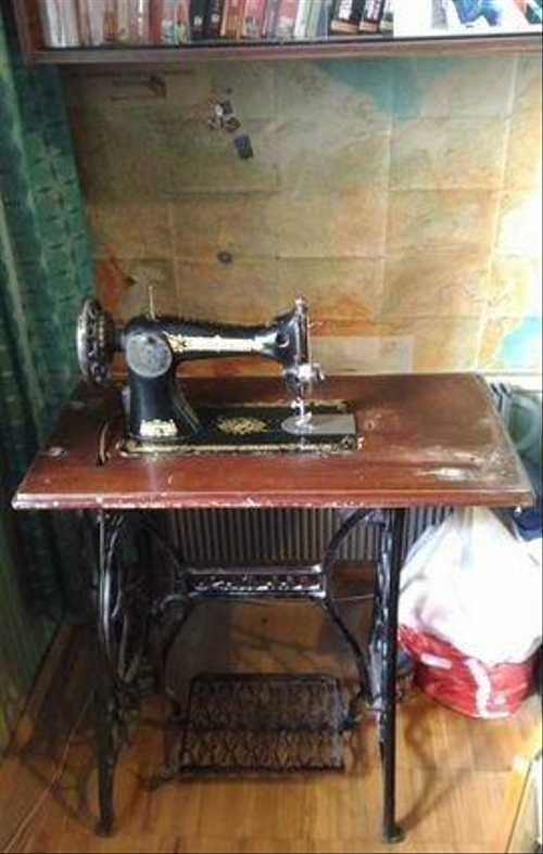Швейная машинка с ножным приводом Singer