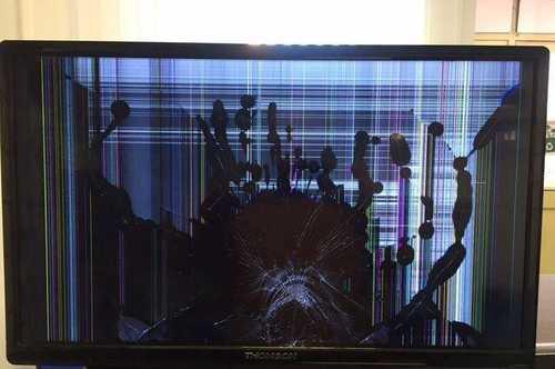 Телевизор Thomson с разбитым экраном