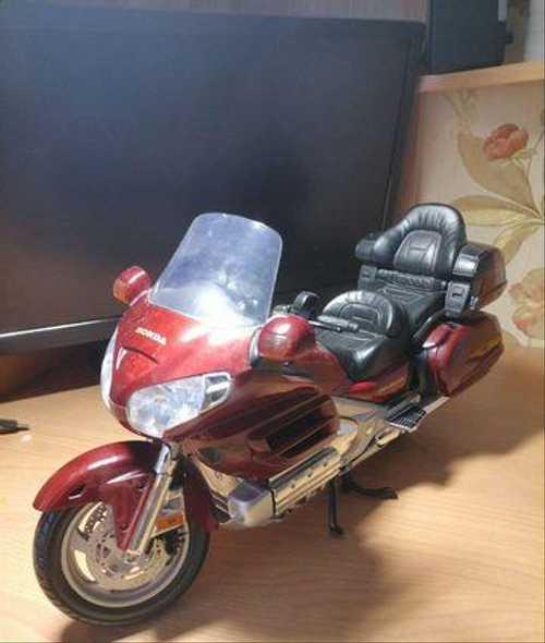 Модель Мотоцикла Honda GLX1800 Gold Wing 1:6