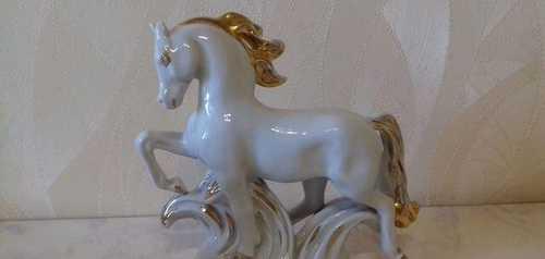 Фарфоровая статуэтка "Конь-Огонь" лфз Высота 21 см