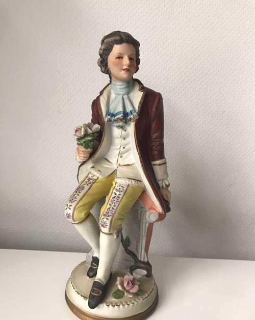 Юноша с букетом