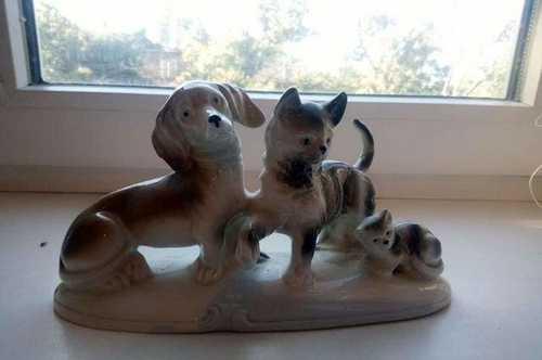 Фарфоровая статуэтка Такса с кошками