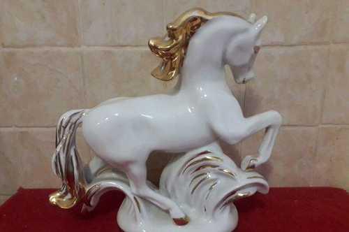 Форфоровая статуэтка "Конь Огонь"