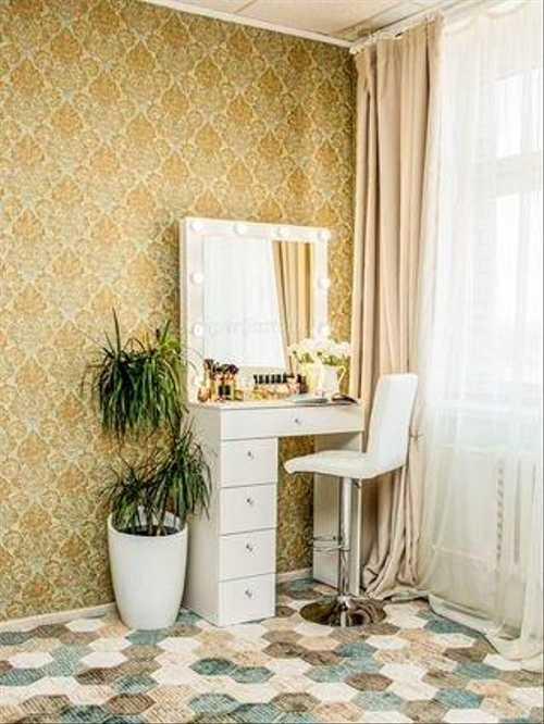 Туалетный столик / Столик для макияжа