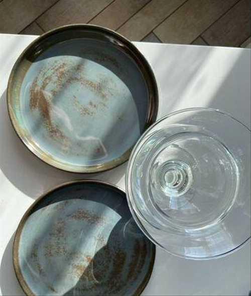 Керамические тарелки и стеклянная ваза на ножке