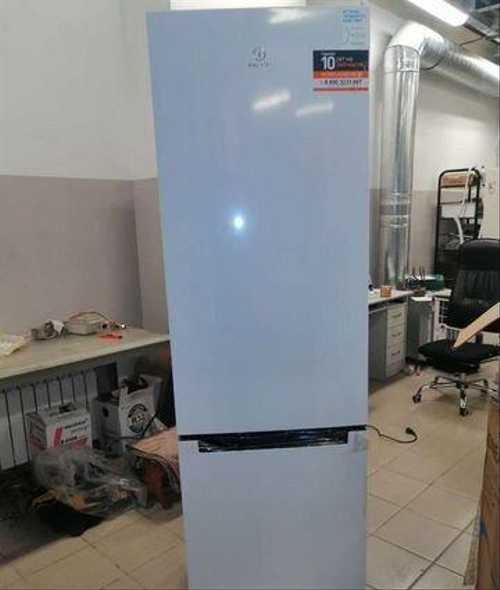 Холодильник новый indezit DS 4180W
