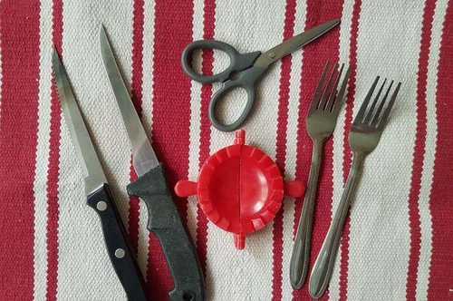 Набор для кухни: пара ножей, вилок, кухонные ножни