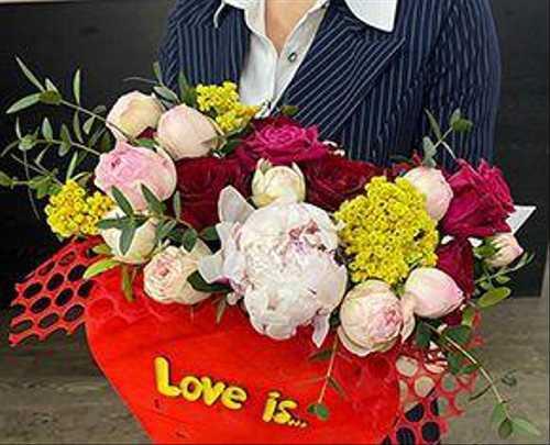 Розы и пионы в кашпо Love is
