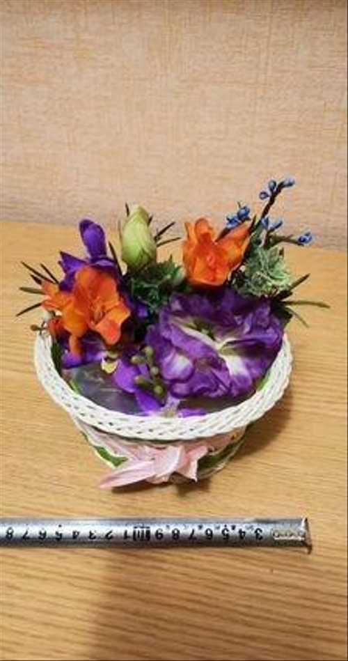 Букет из искусственных цветов в корзине (активно)