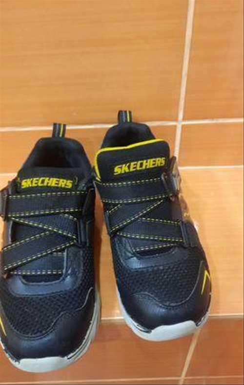 Кроссовки с мигающей подошвой skechers