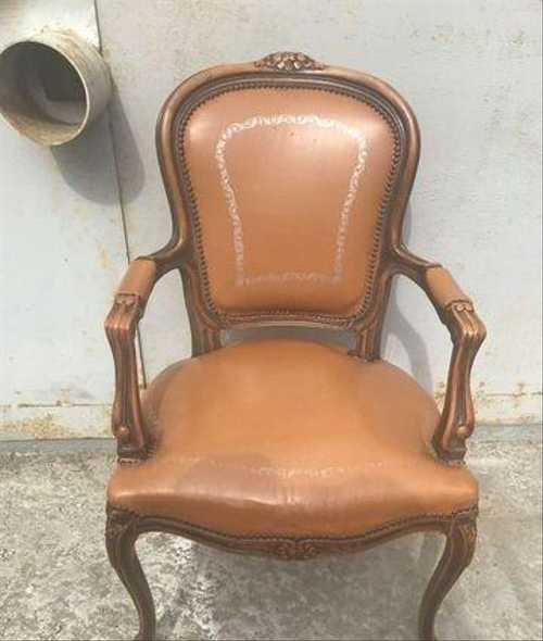 Старинное кабинетное кожанное кресло из Европы