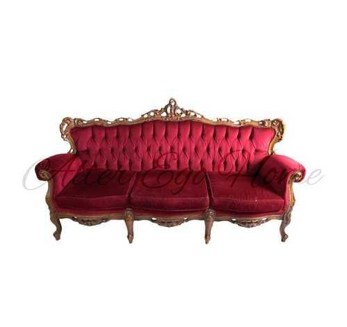 Старинный диван с красной бархатной обивкой и каре