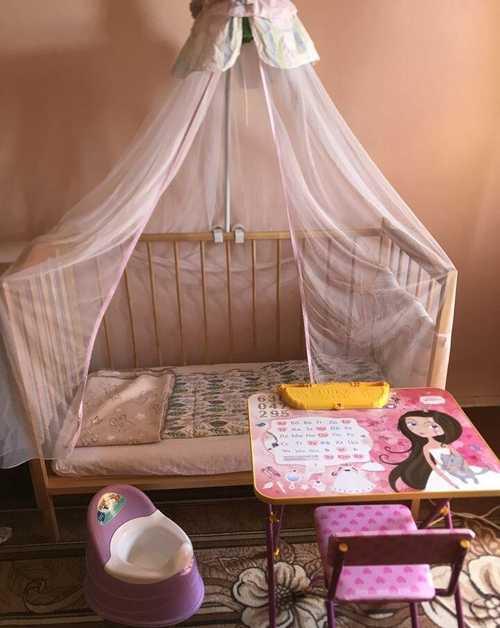Детский стол со стулом и кроватка