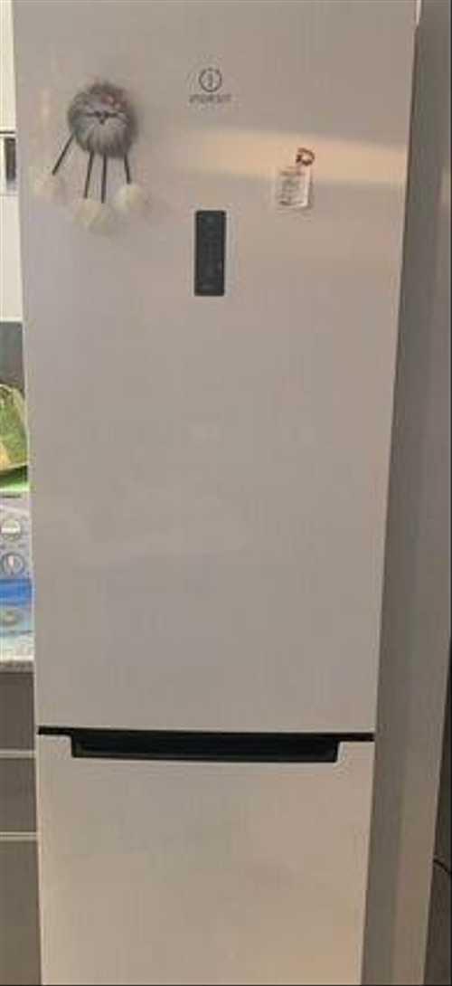 Холодильник Indesit DF5200w